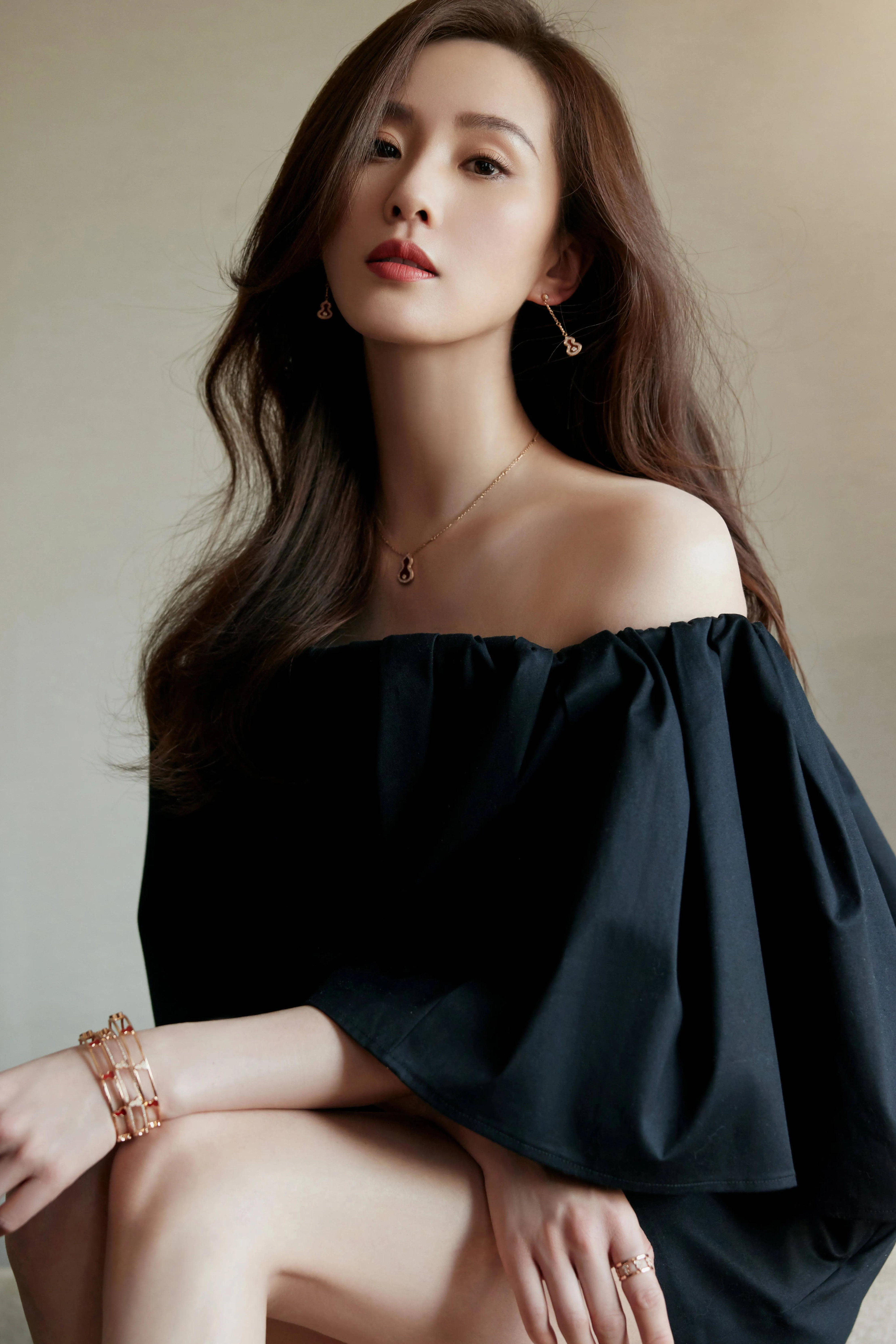 Chinese Actress Liu Shishi Black Dress 4K & 6K Phone Wallpaper