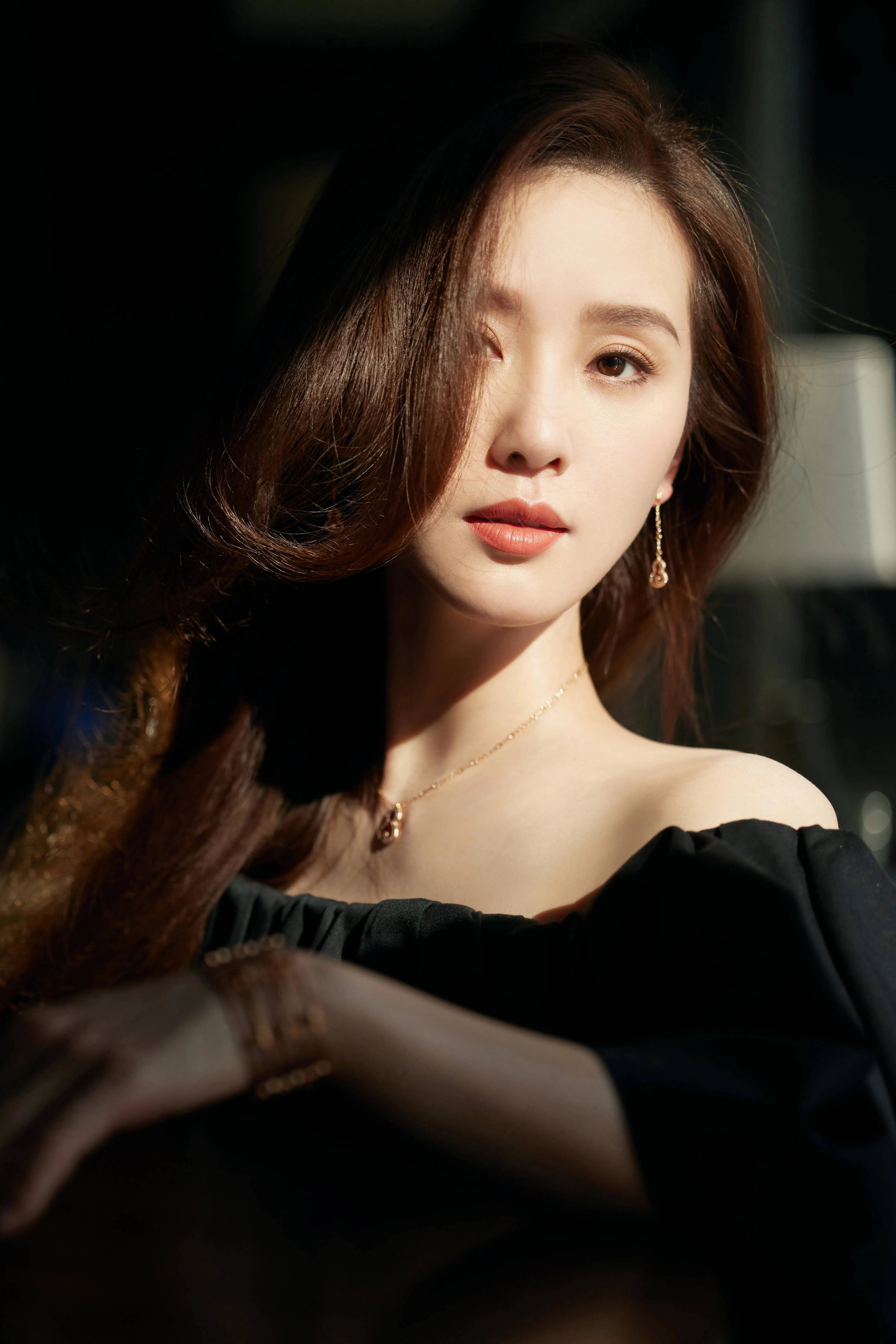 Liu Shishi Actress Elegant Look 4K & 6K Phone Wallpaper | PixieWall